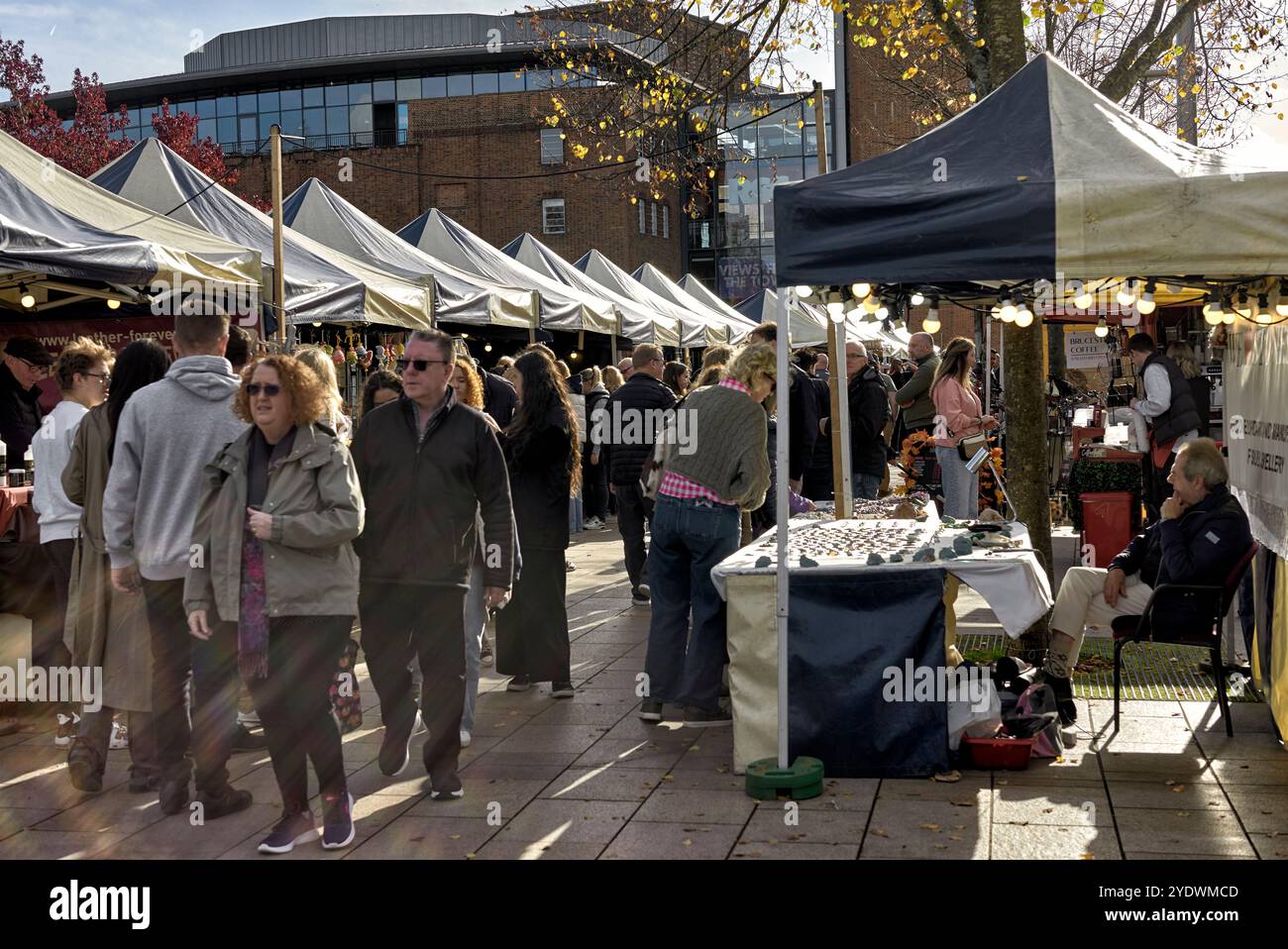 Crowded street market UK with people shopping. Stratford upon Avon ...