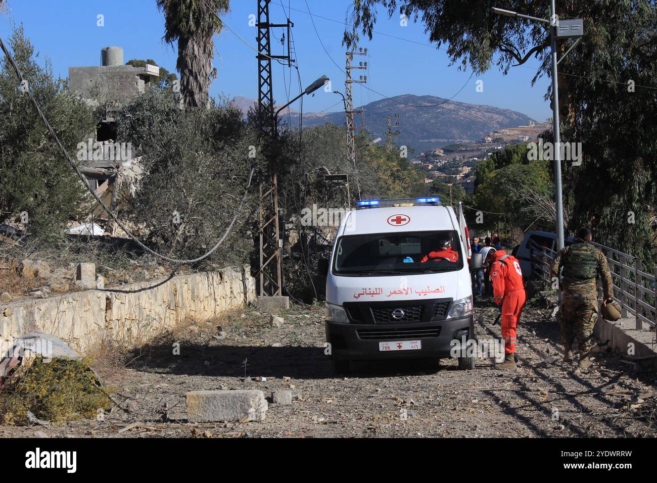 (241028) -- MARJEYOUN, Oct. 28, 2024 (Xinhua) -- Rescuers are pictured ...