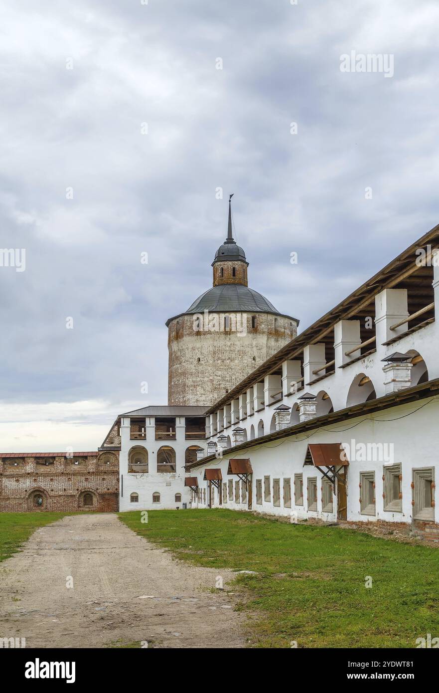 Courtyard and Merejskaya tower in Kirillo-Belozersky Monastery, Russia ...
