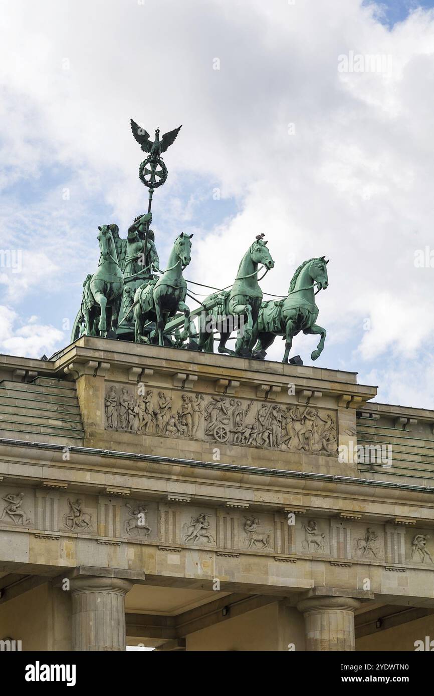 Central part triumphal arch hi-res stock photography and images - Alamy