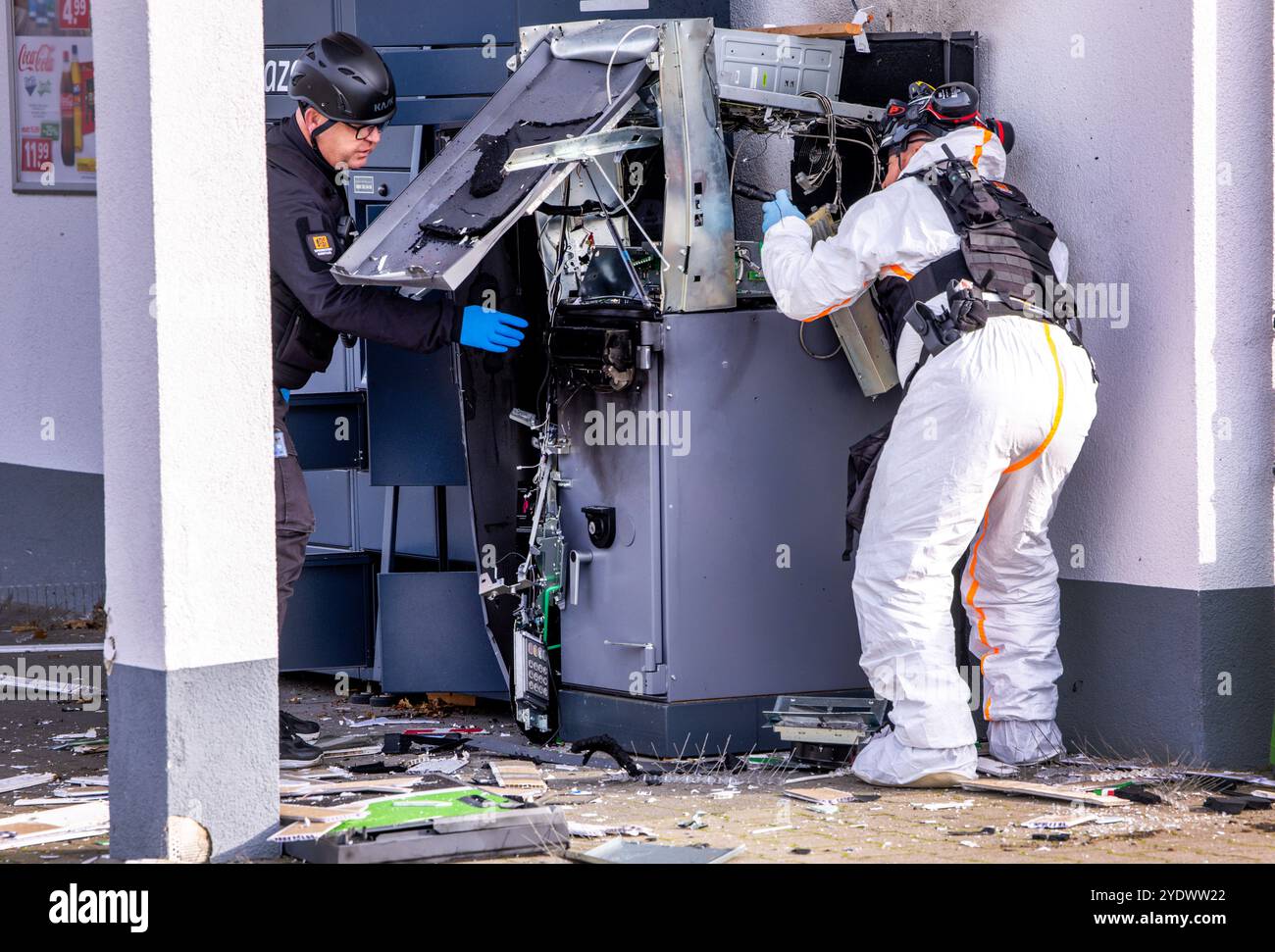 Vending machine blasting hi-res stock photography and images - Alamy