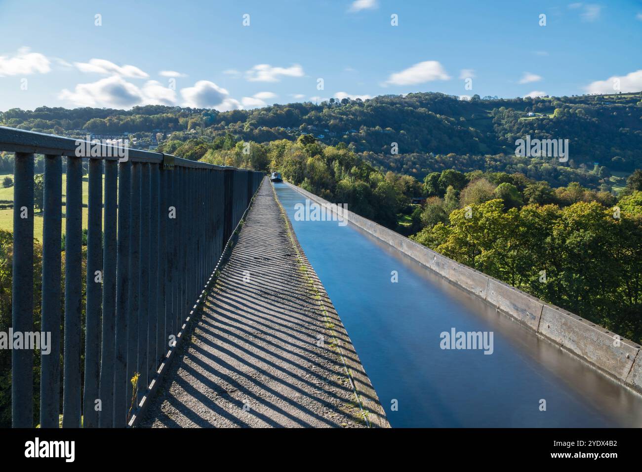 Pontcysyllte Aqueduct carrying the Llangollen canal above the river Dee ...