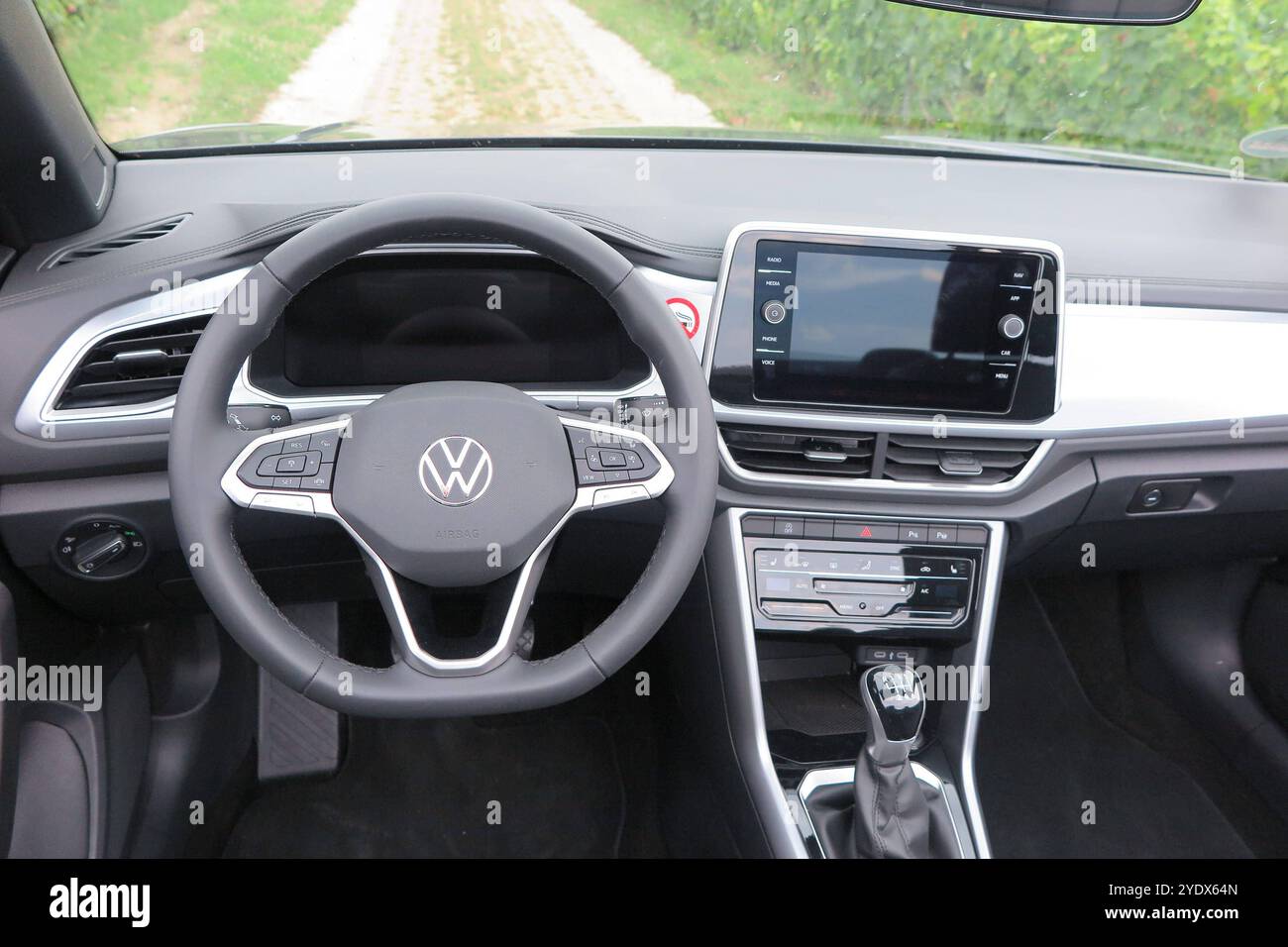 Innenraum mit Armaturenbrett im VW T-Roc Cabriolet Style 1.0 TSI ...