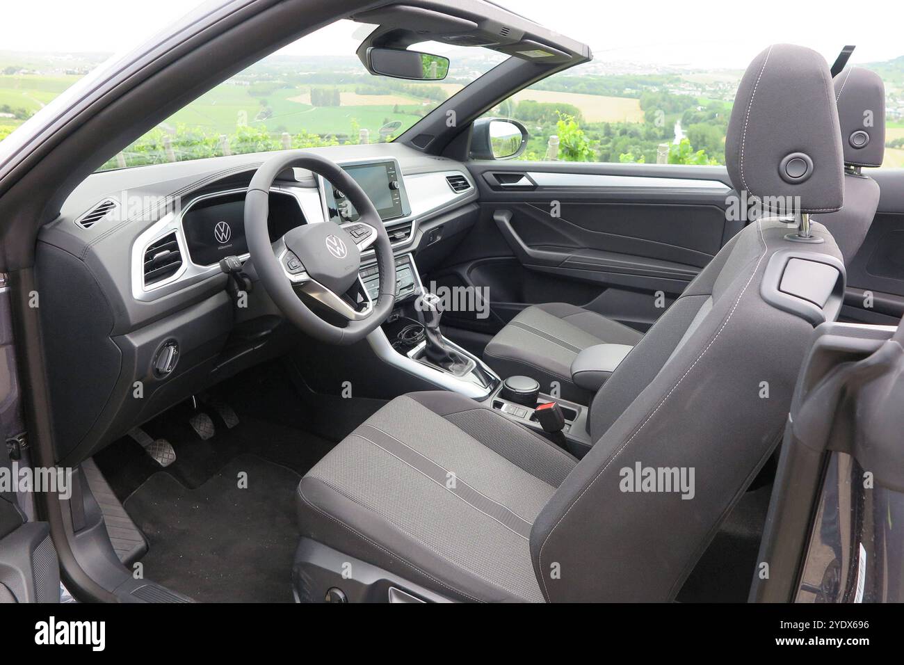 Innenraum mit Armaturenbrett im VW T-Roc Cabriolet Style 1.0 TSI ...