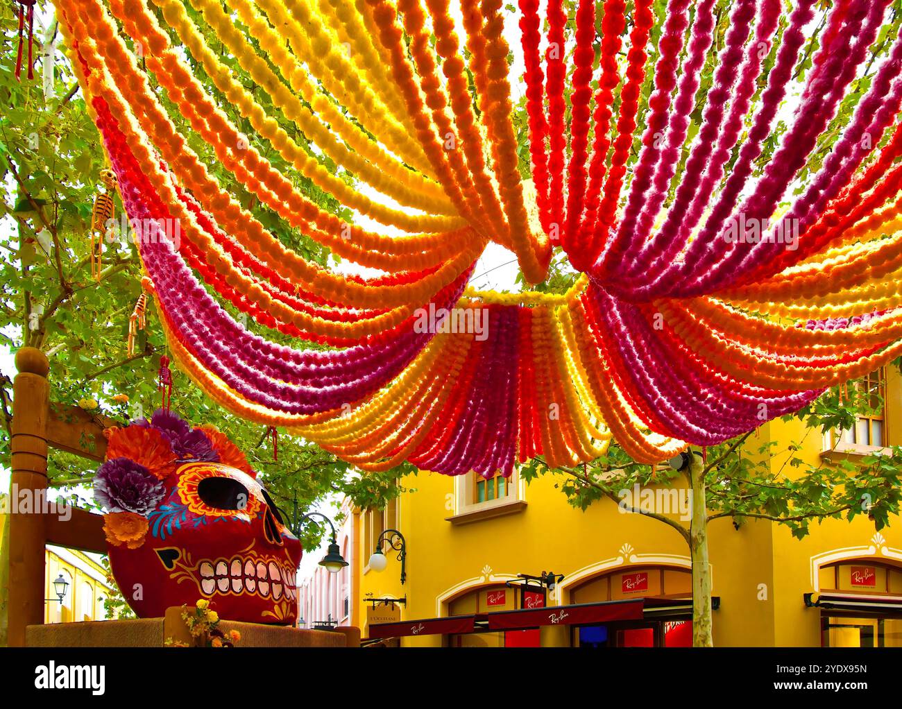 Giant papier mache skull hi-res stock photography and images - Alamy