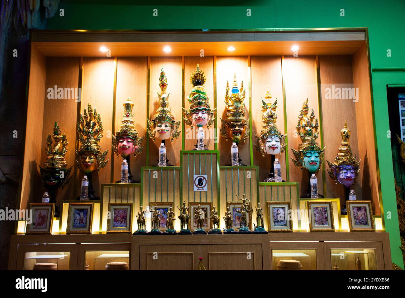 Building museum and variety Khon mask covering the shole head of actor ...