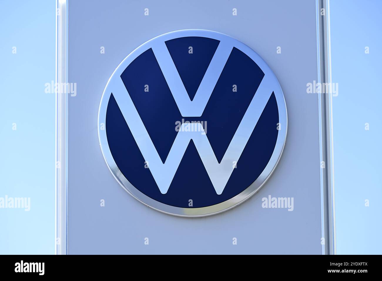 VW-Zeichen eines Autohändlers *** VW sign of a car dealer Stock Photo ...