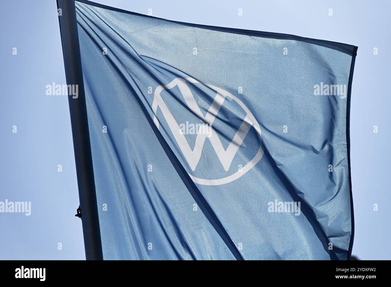 VW-Zeichen auf der Fahne eines Autohändlers, Symbolfoto VW-Krise *** VW ...