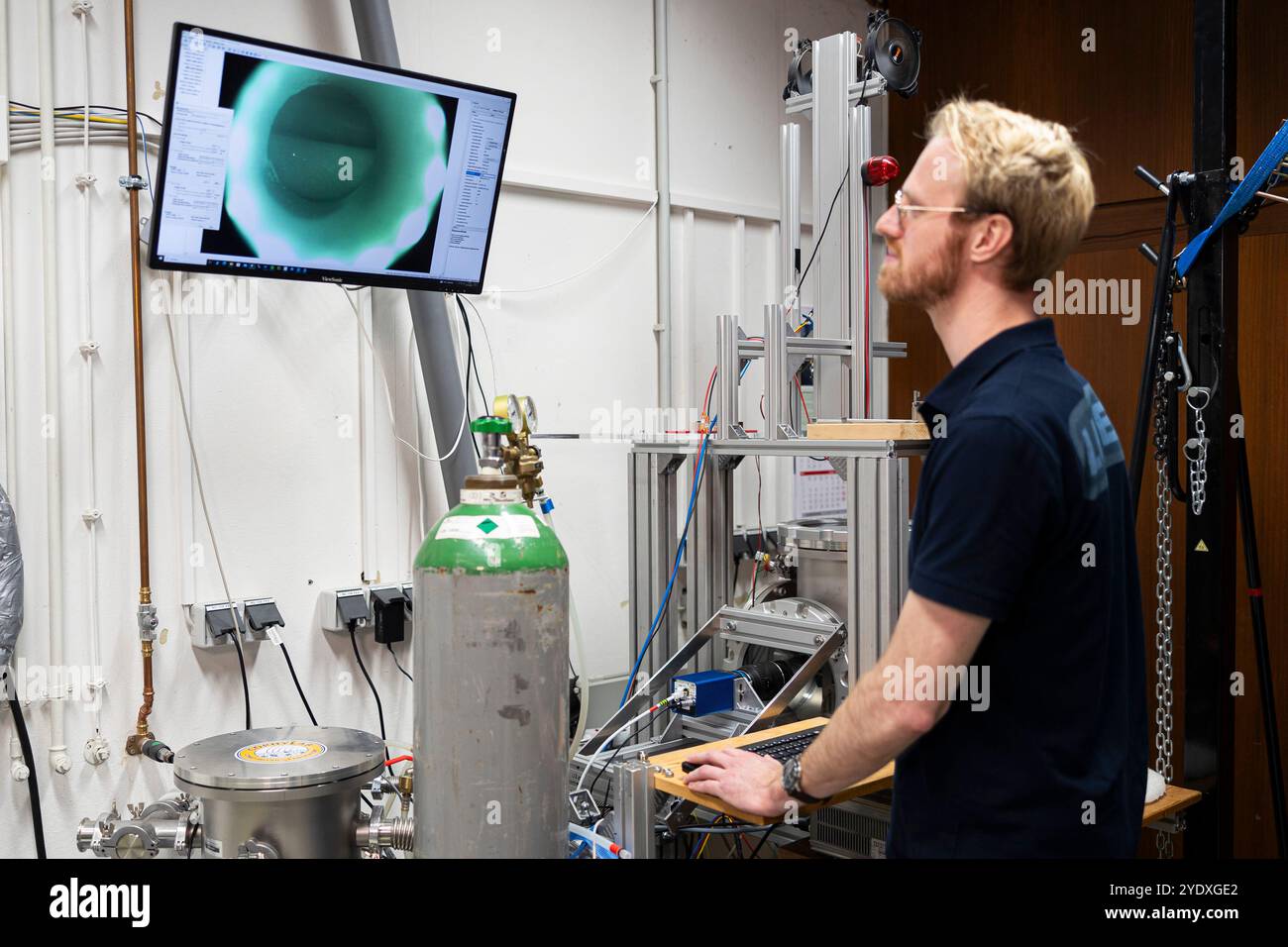 28 October 2024, Lower Saxony, Brunswick: Luca Kiewiet, PhD student at ...