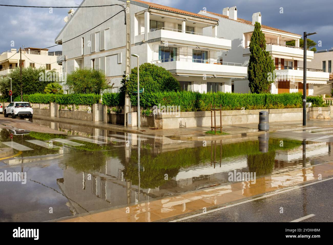 Rain soaked pedestrian crossing hi-res stock photography and images - Alamy