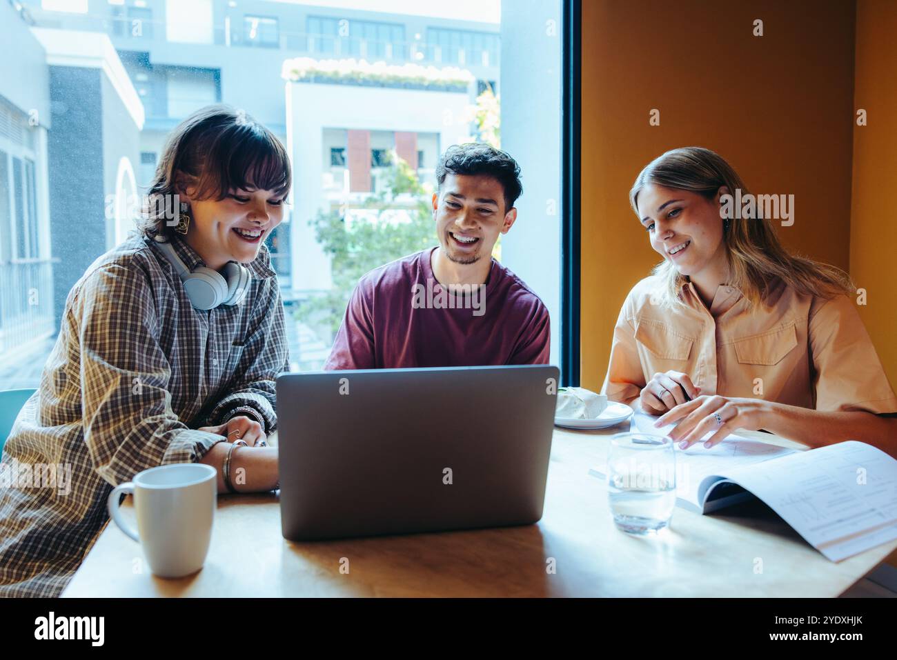 Campus cafe hi-res stock photography and images - Alamy