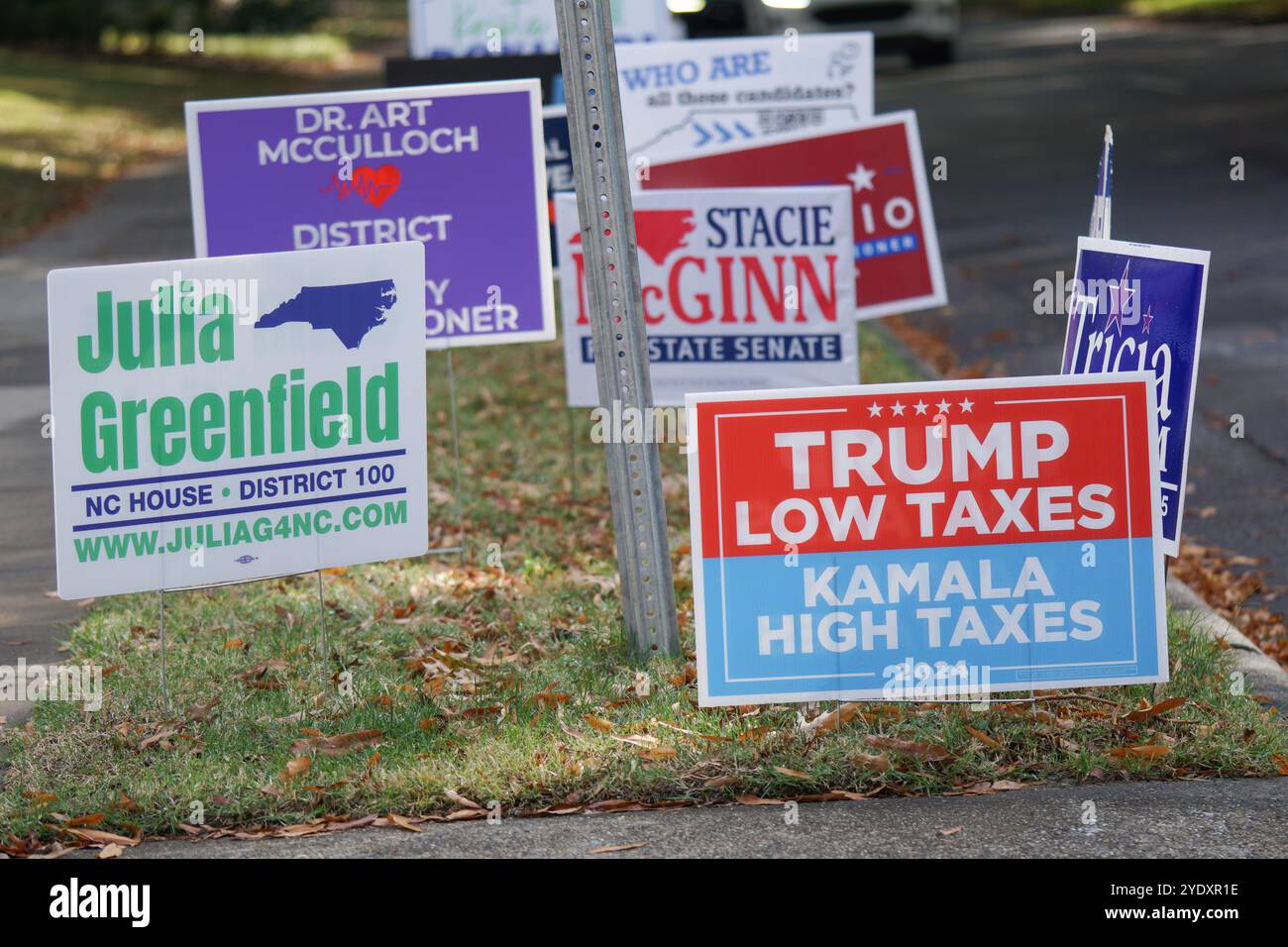 Harris trump signs 2024 hi-res stock photography and images - Alamy