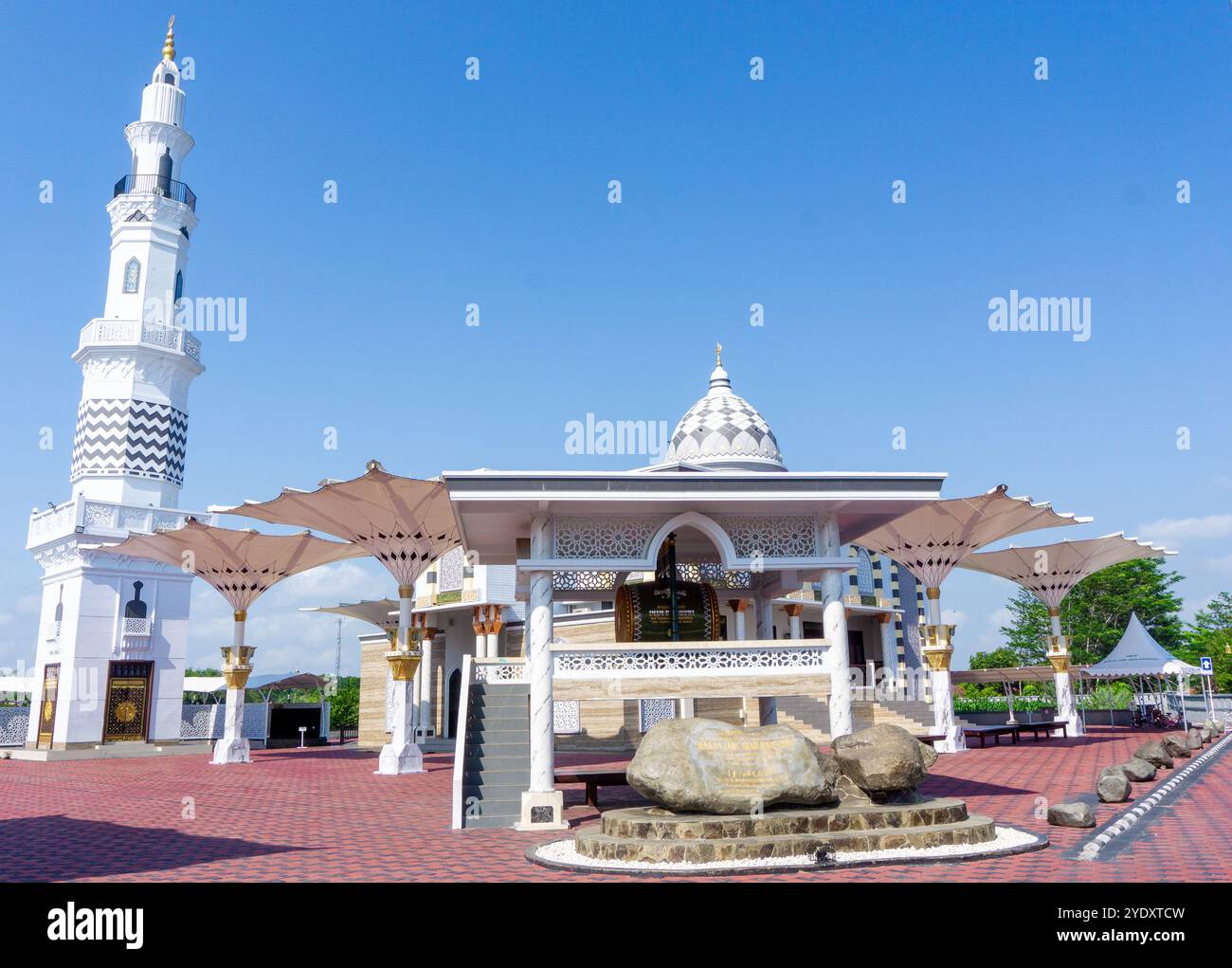 The beautiful Baidhowi Mosque. This mosque is similar to the Nabawi ...