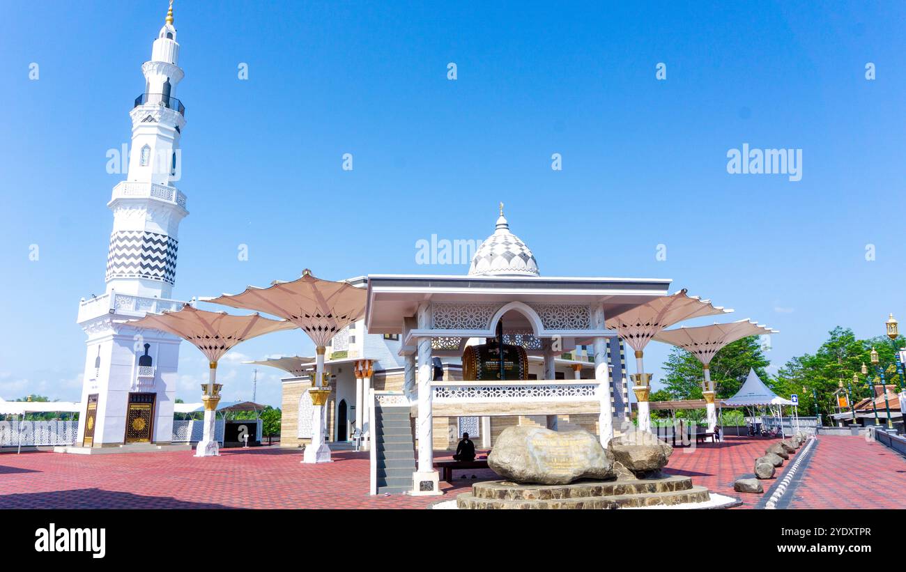 People visiting Baidhowi Mosque. This mosque is similar to the Nabawi ...
