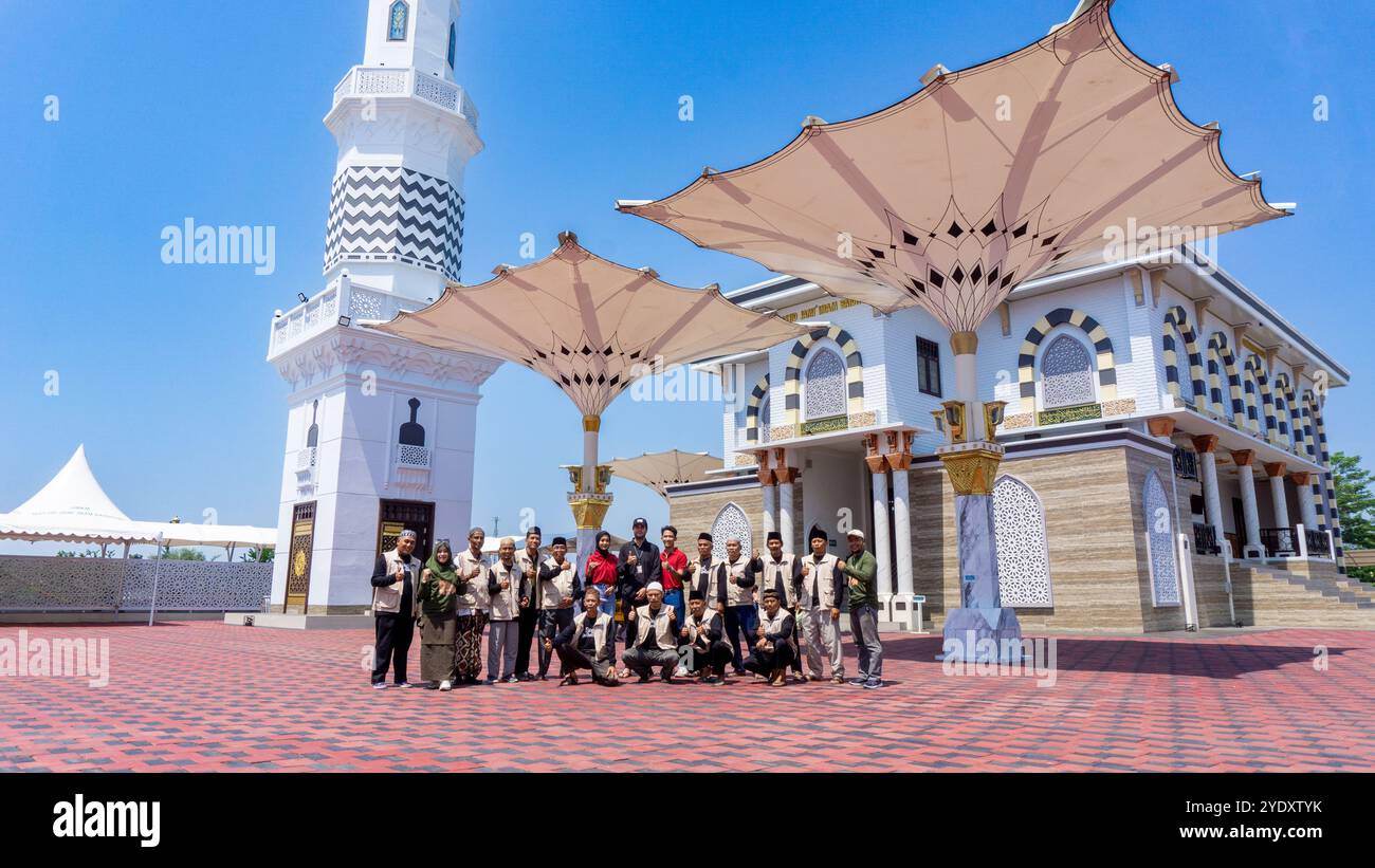 People visiting Baidhowi Mosque. This mosque is similar to the Nabawi ...