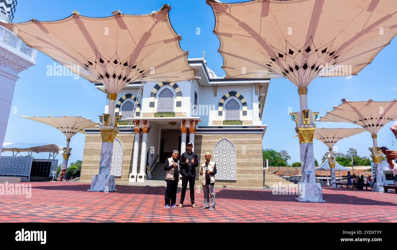 People visiting Baidhowi Mosque. This mosque is similar to the Nabawi ...