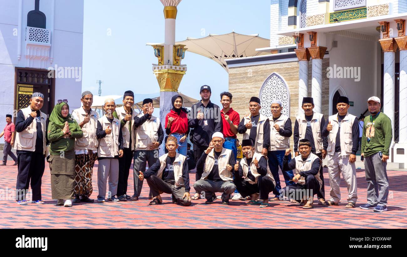 People visiting Baidhowi Mosque. This mosque is similar to the Nabawi ...