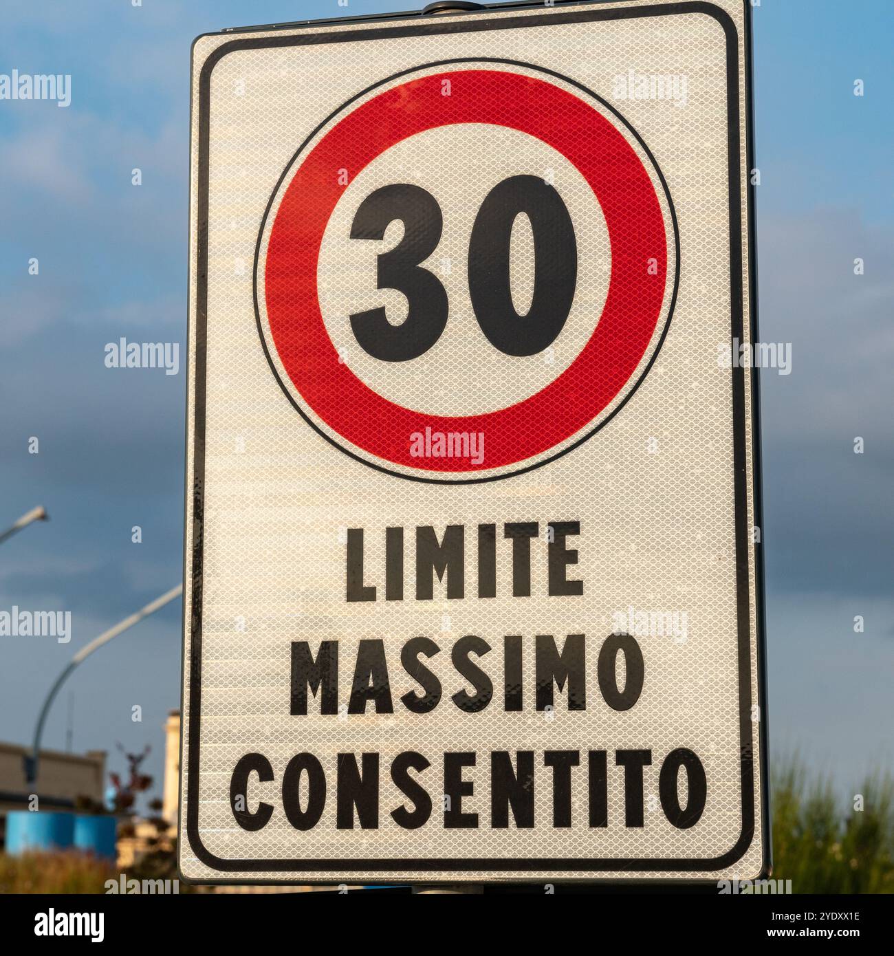 30 km h sign hi-res stock photography and images - Alamy