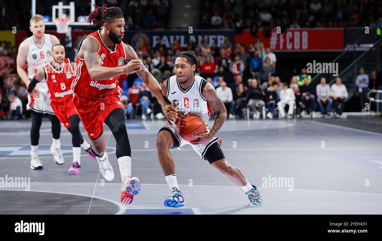 Im Bild: v.li. Devin Booker (FC Bayern Muenchen Basketball, 31) gegen ...