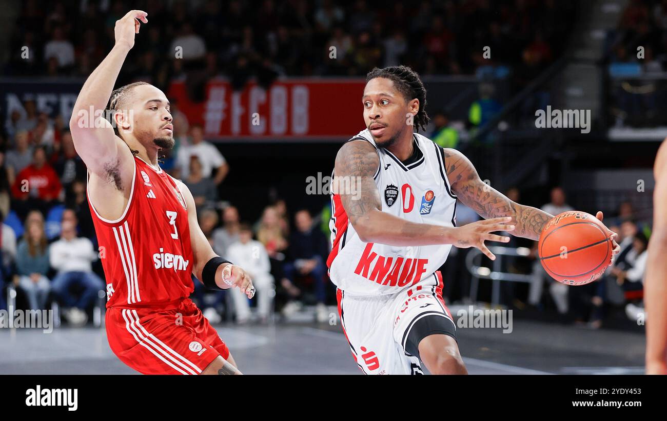 Im Bild: v.li. Carsen Edwards (FC Bayern Muenchen Basketball, 3) gegen ...