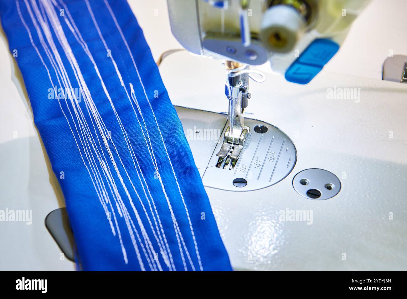 Fabric sewing machine hi-res stock photography and images - Alamy