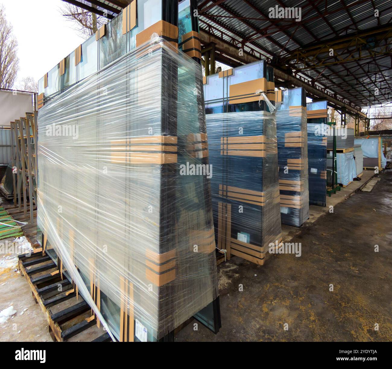 Large metal glass canopy hi-res stock photography and images - Alamy