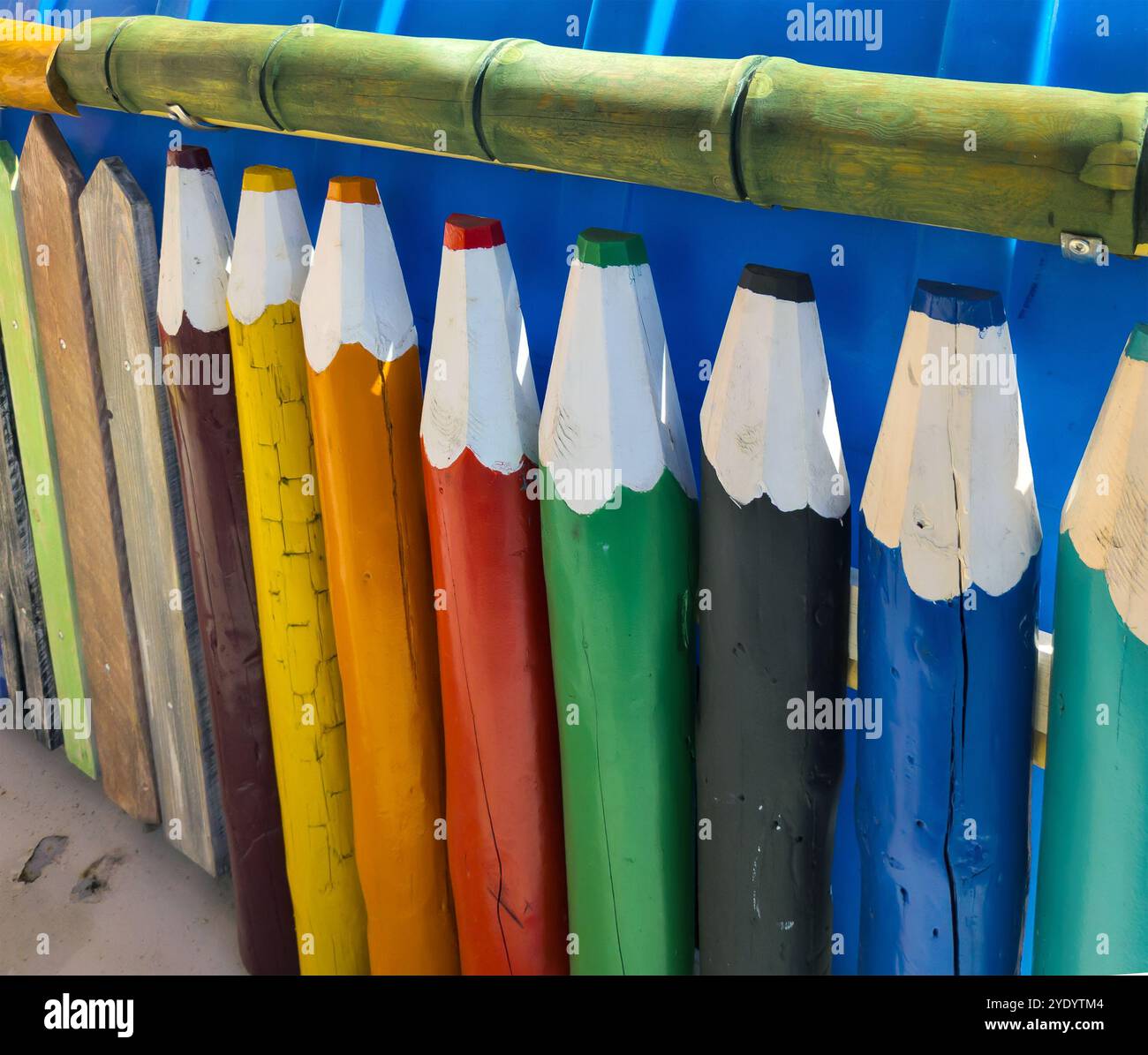 Group multi colored pencils hi-res stock photography and images - Alamy