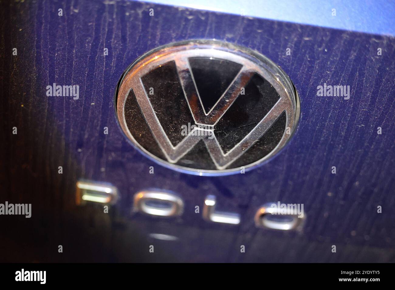 VW in der Krise. Ein Volkswagen Logo auf einem verdrecktem VW Polo ...