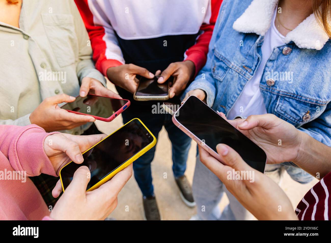 Teen group smart device hi-res stock photography and images - Alamy