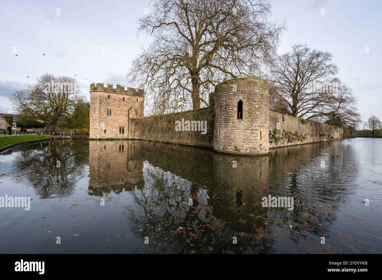 The moat and walls of the Bishop's Palace in Wells, Somerset Stock ...