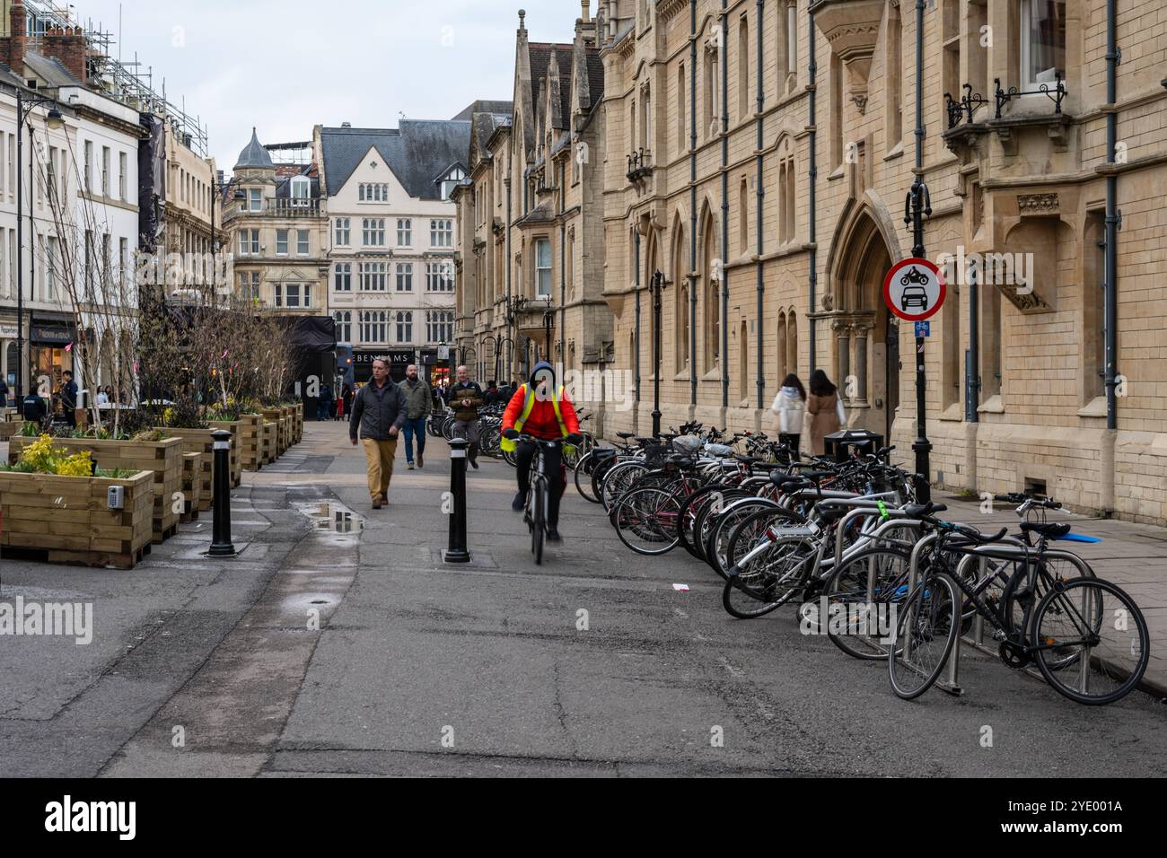 Sheffield city pedestrians university hi-res stock photography and ...