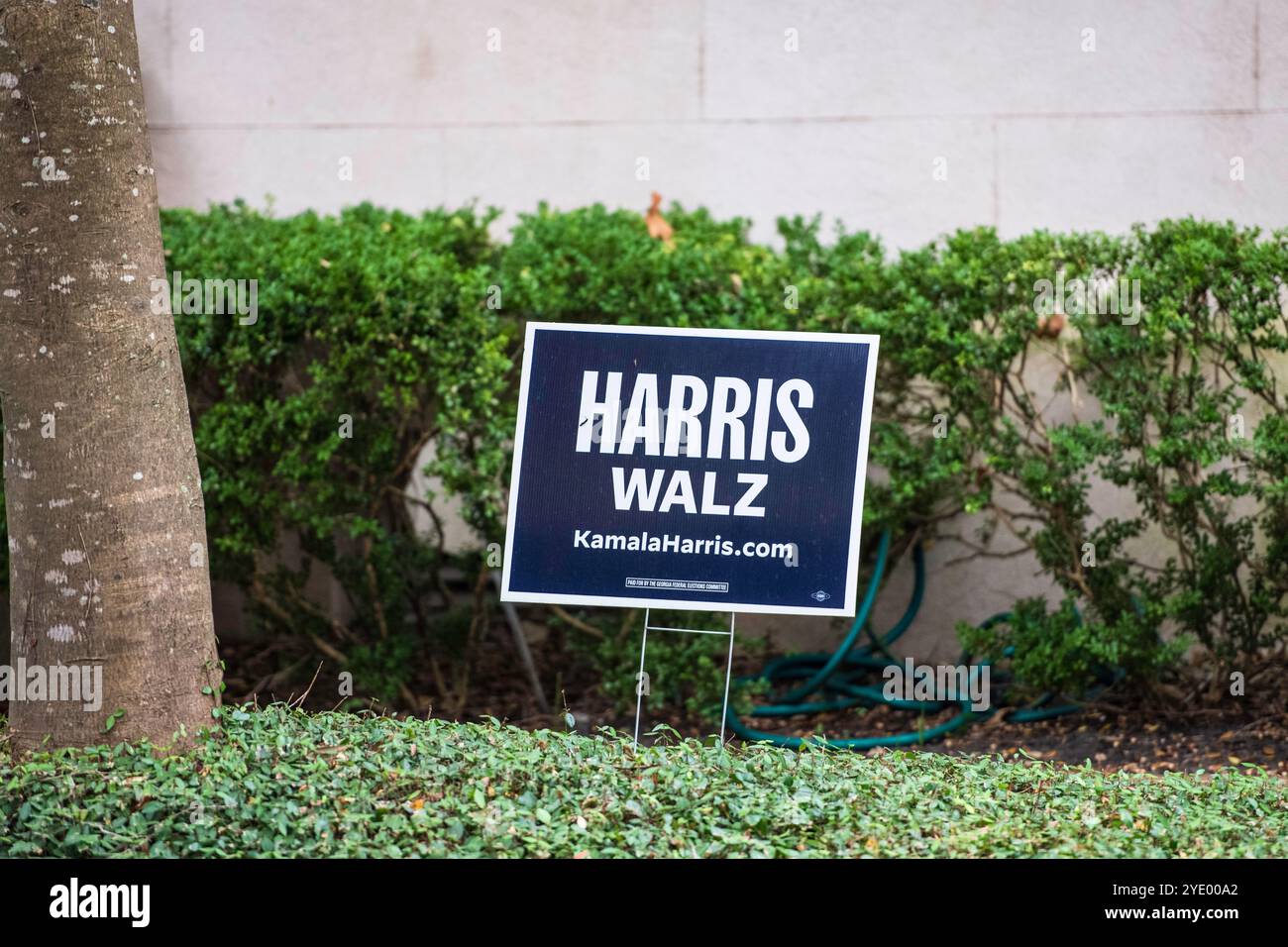 Kamala harris signs hi-res stock photography and images - Alamy