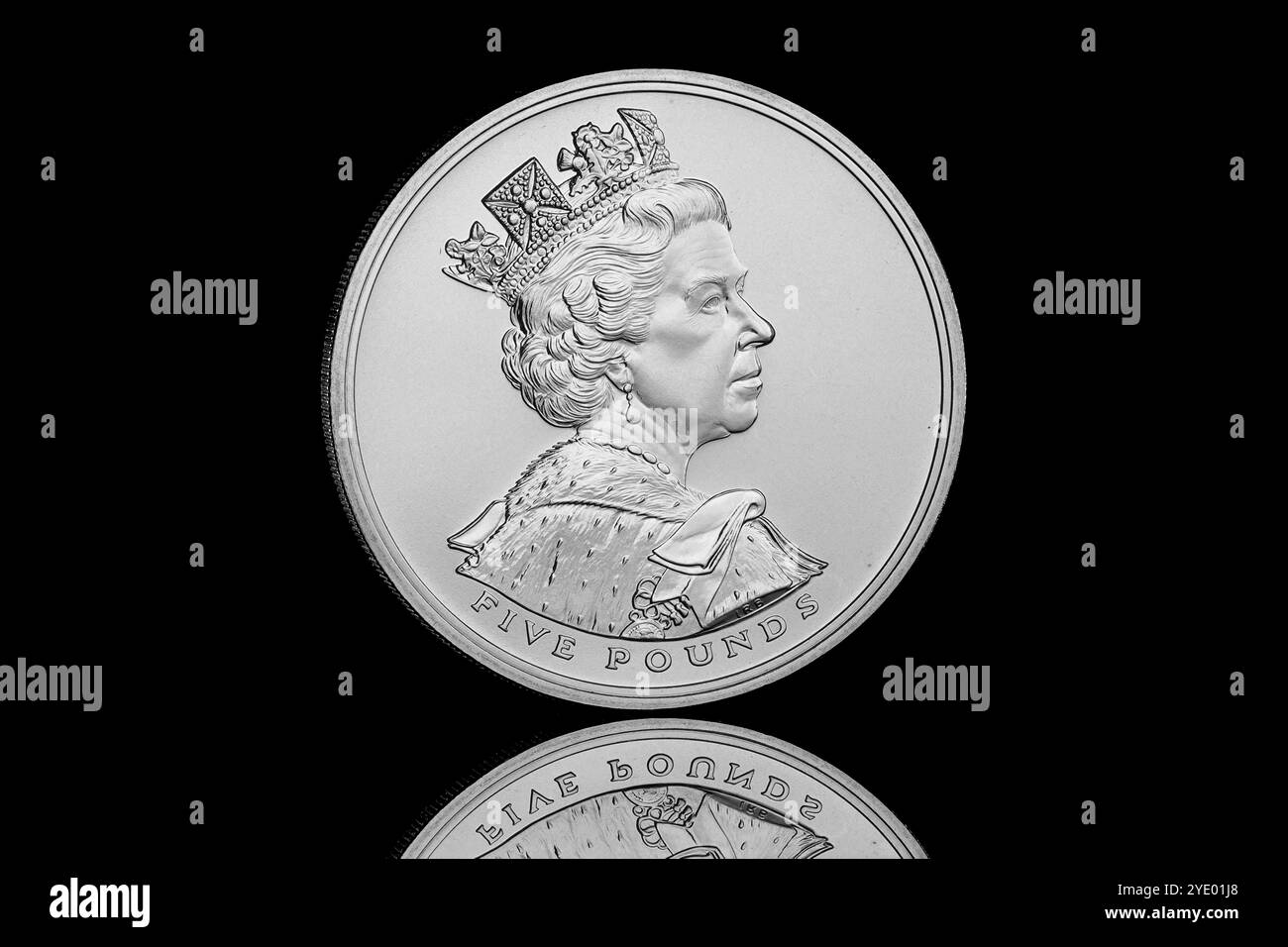 2002 £5 coin released in the UK to commemorate Queen Elizabeth II ...