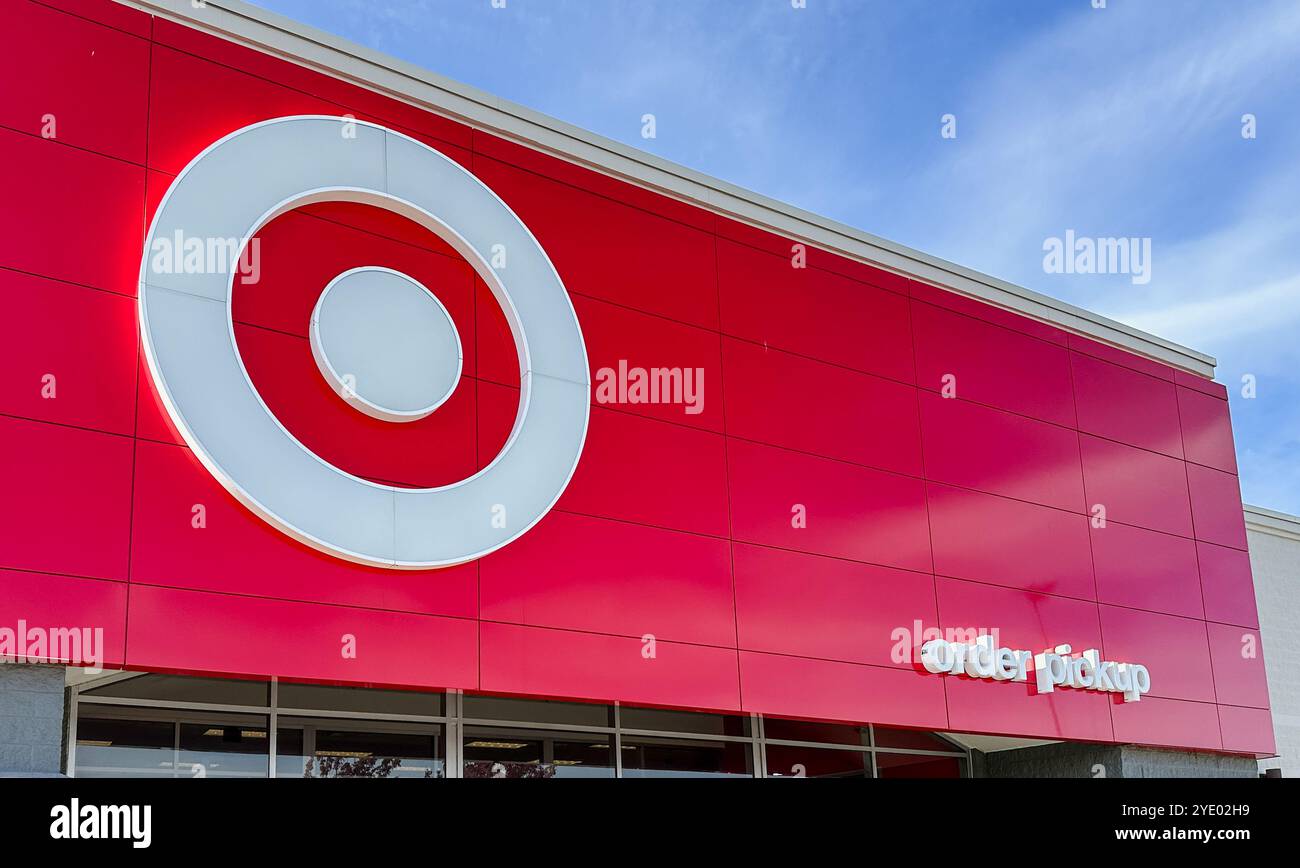 Target store sign logo hi-res stock photography and images - Alamy