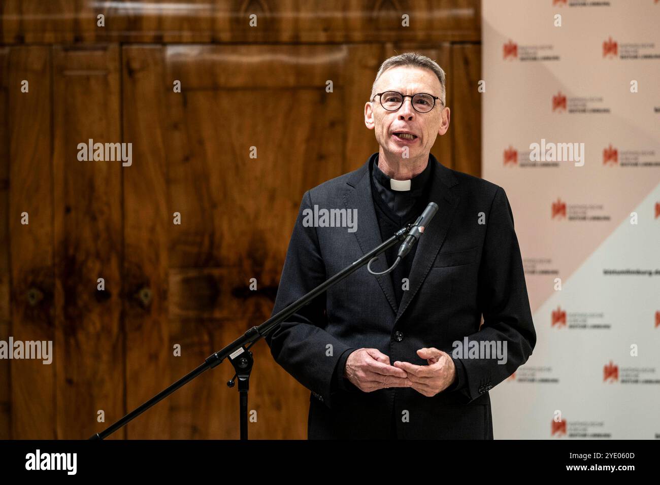 Dr. Wolfgang Pax beim Pressegespräch zum Tod von Bischof Franz Kamphaus ...
