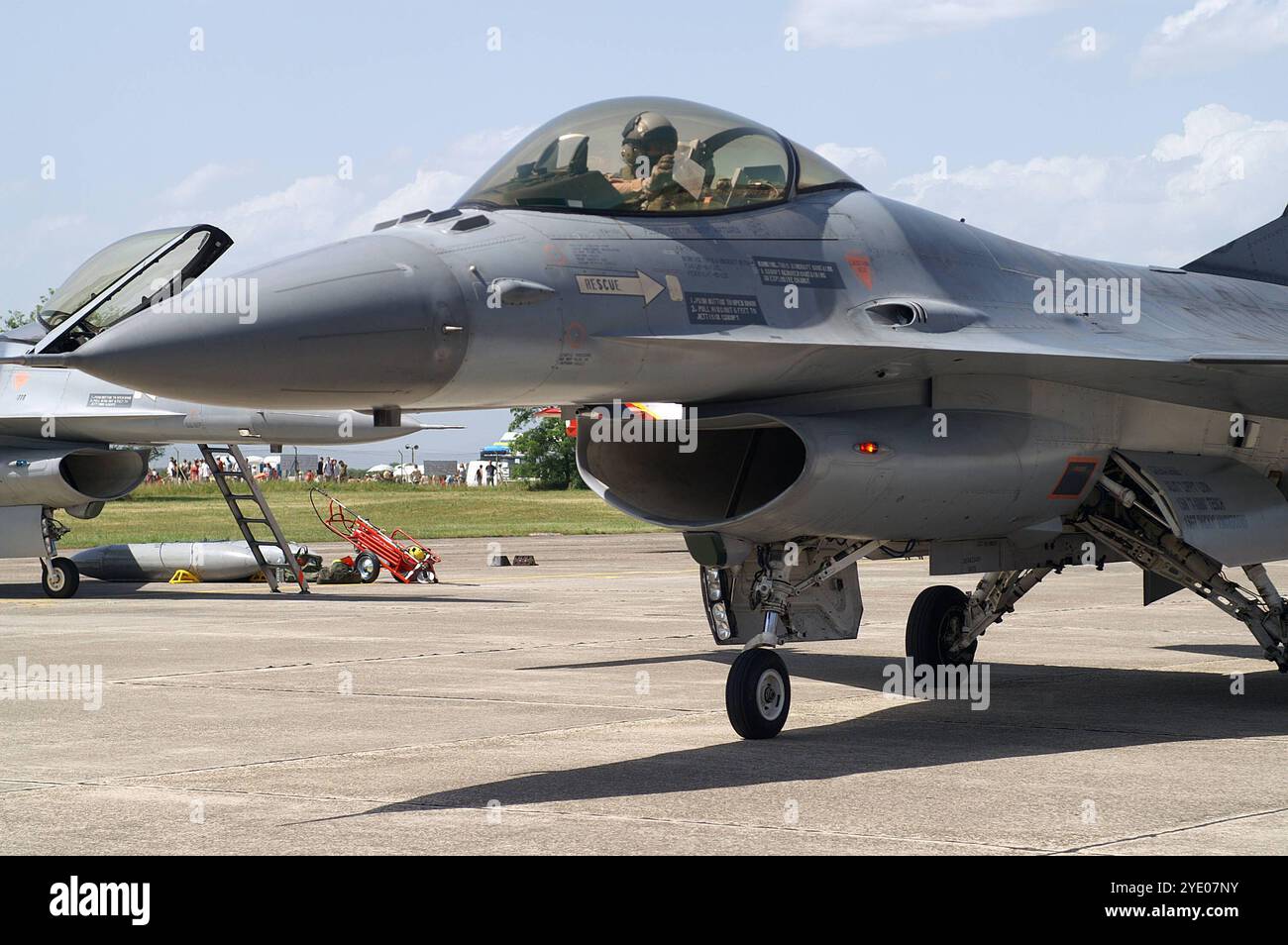 F 16 solo display hi-res stock photography and images - Alamy