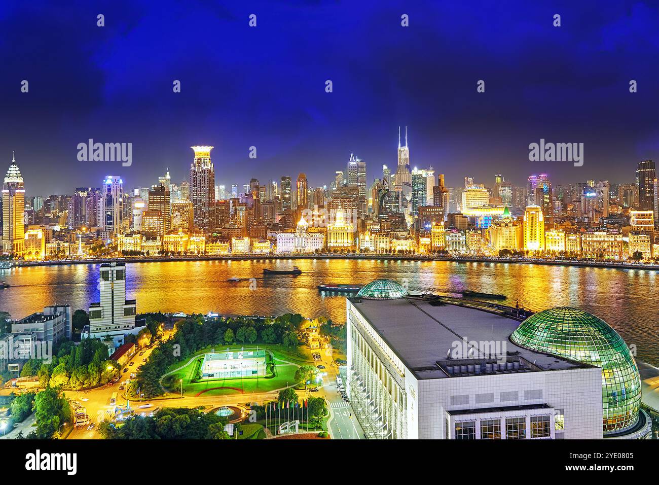 Beautiful view of Shanghai - Bund or Waitan waterfront at night ...
