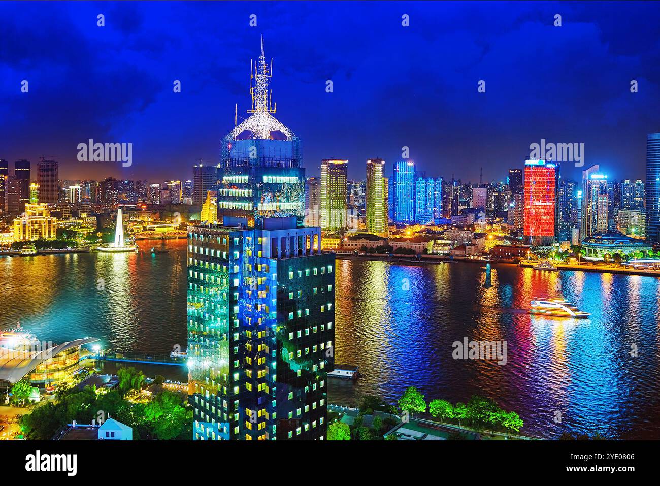 Beautiful view of Shanghai - Bund or Waitan waterfront at night ...