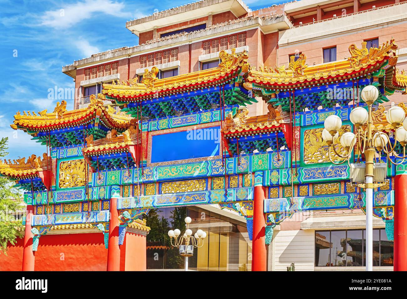 Ceremonial chinese gate hi-res stock photography and images - Alamy