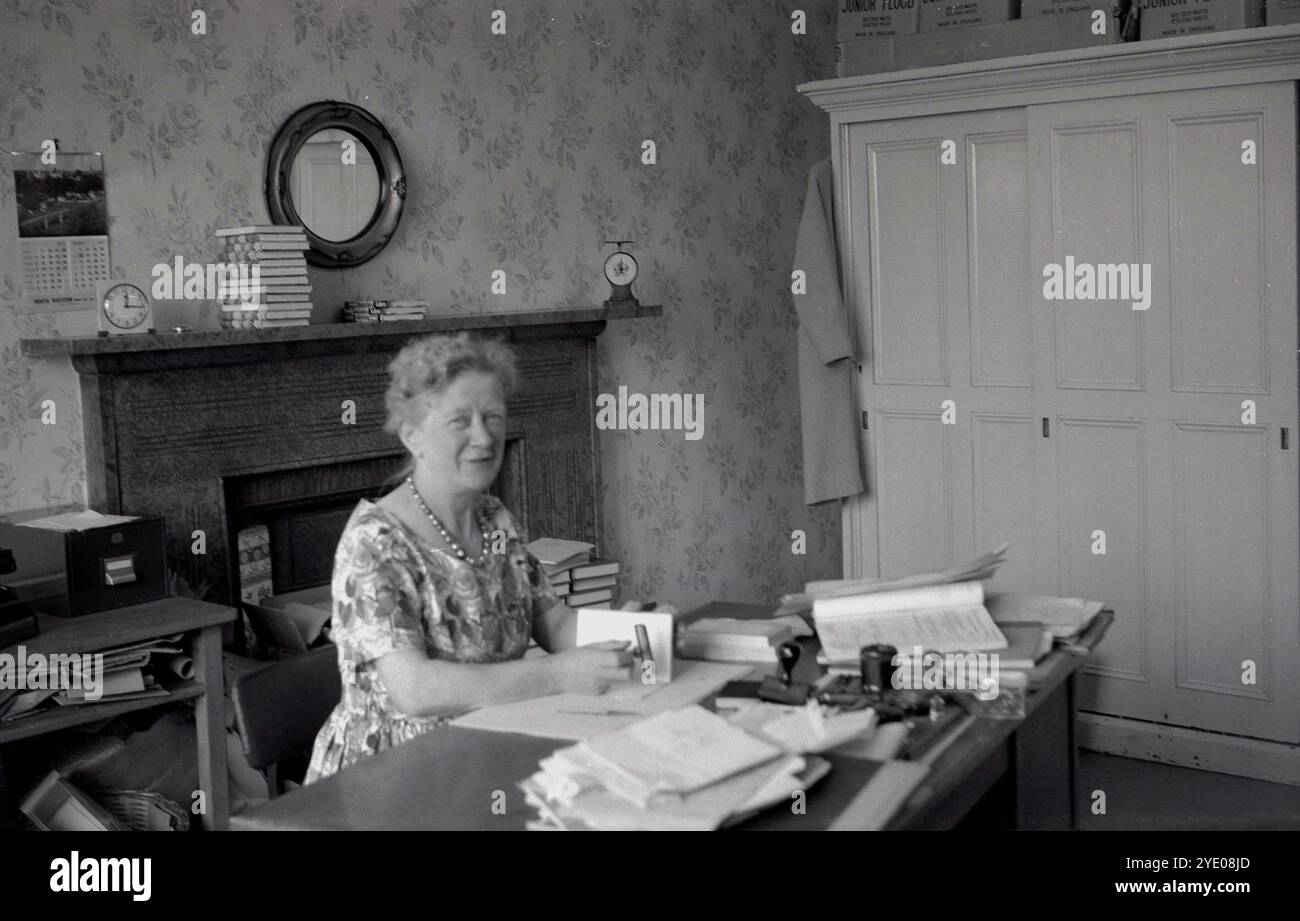 1950s secretary dress hi-res stock photography and images - Alamy