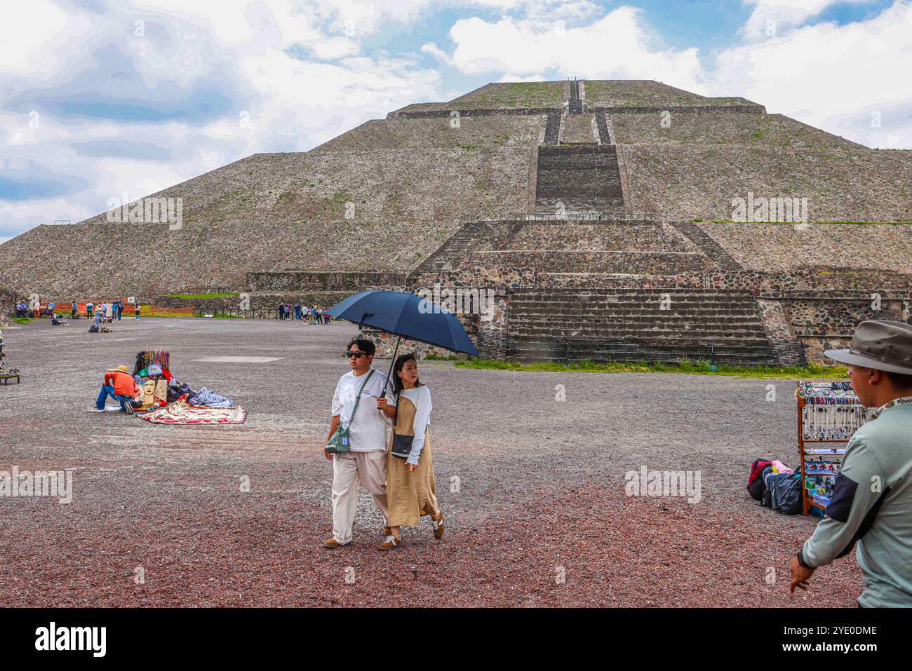 Piramide de la luna en teotihuacan hi-res stock photography and images ...