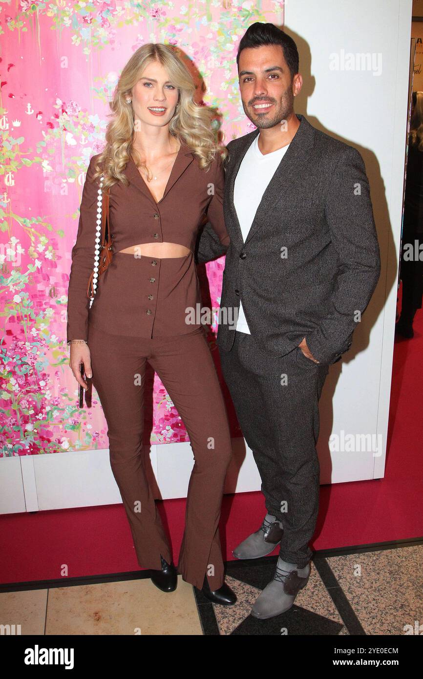 Louisa Kapitza und DJ Jesus Pernas Bermudez bei der Juliane Golbs ...