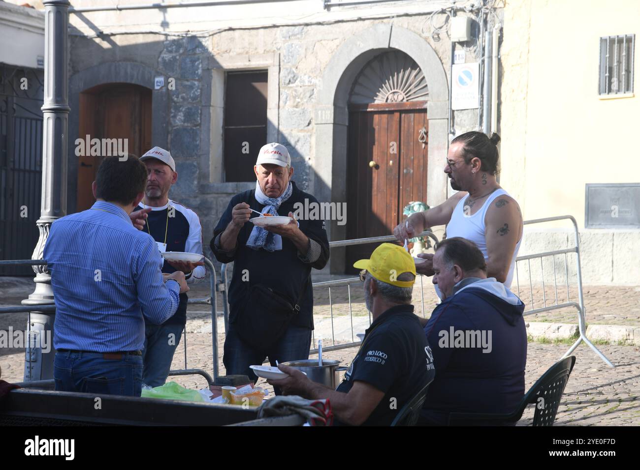 Family group italy eating hi-res stock photography and images - Alamy