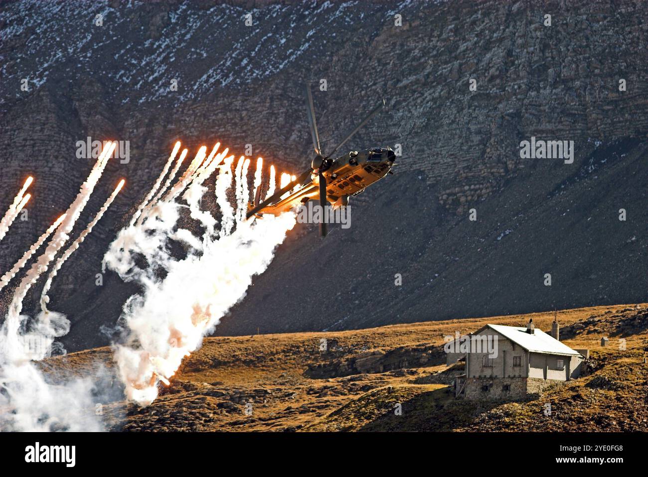 Ein Helikopter der Schweizer Luftwaffe vom Typ A332 M1 Super Puma beim ...