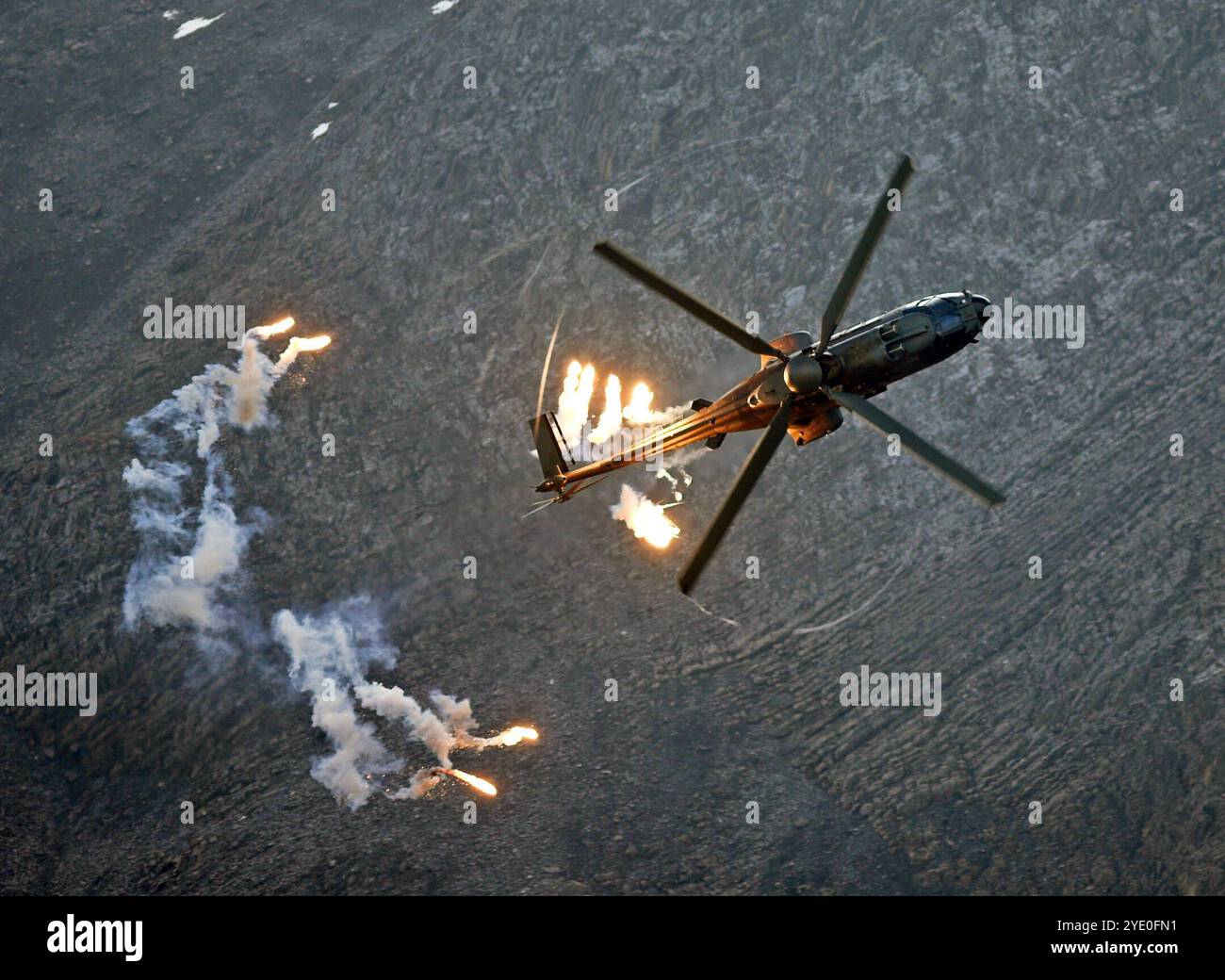 Ein Helikopter der Schweizer Luftwaffe vom Typ A332 M1 Super Puma beim ...