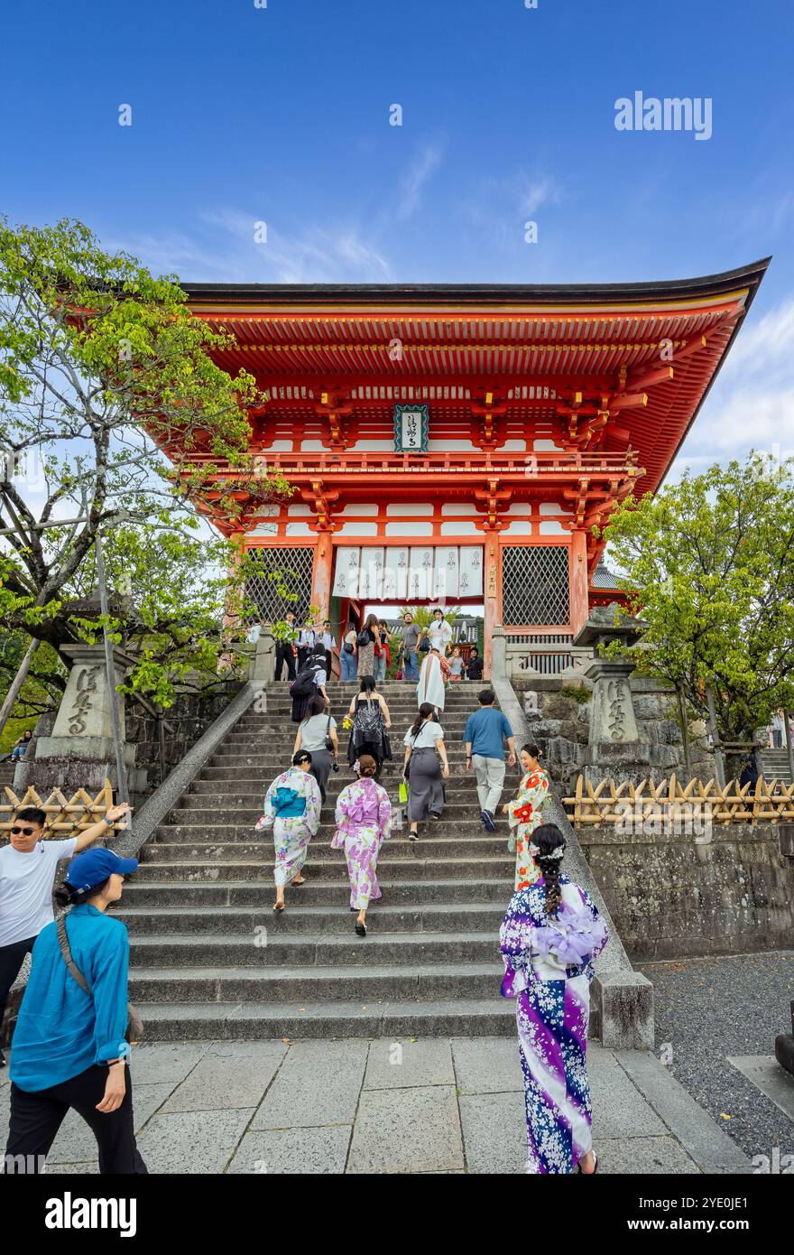 Beautiful Japanese girls in kimonos at the Niomon Gate in Kiyomizu-dera ...