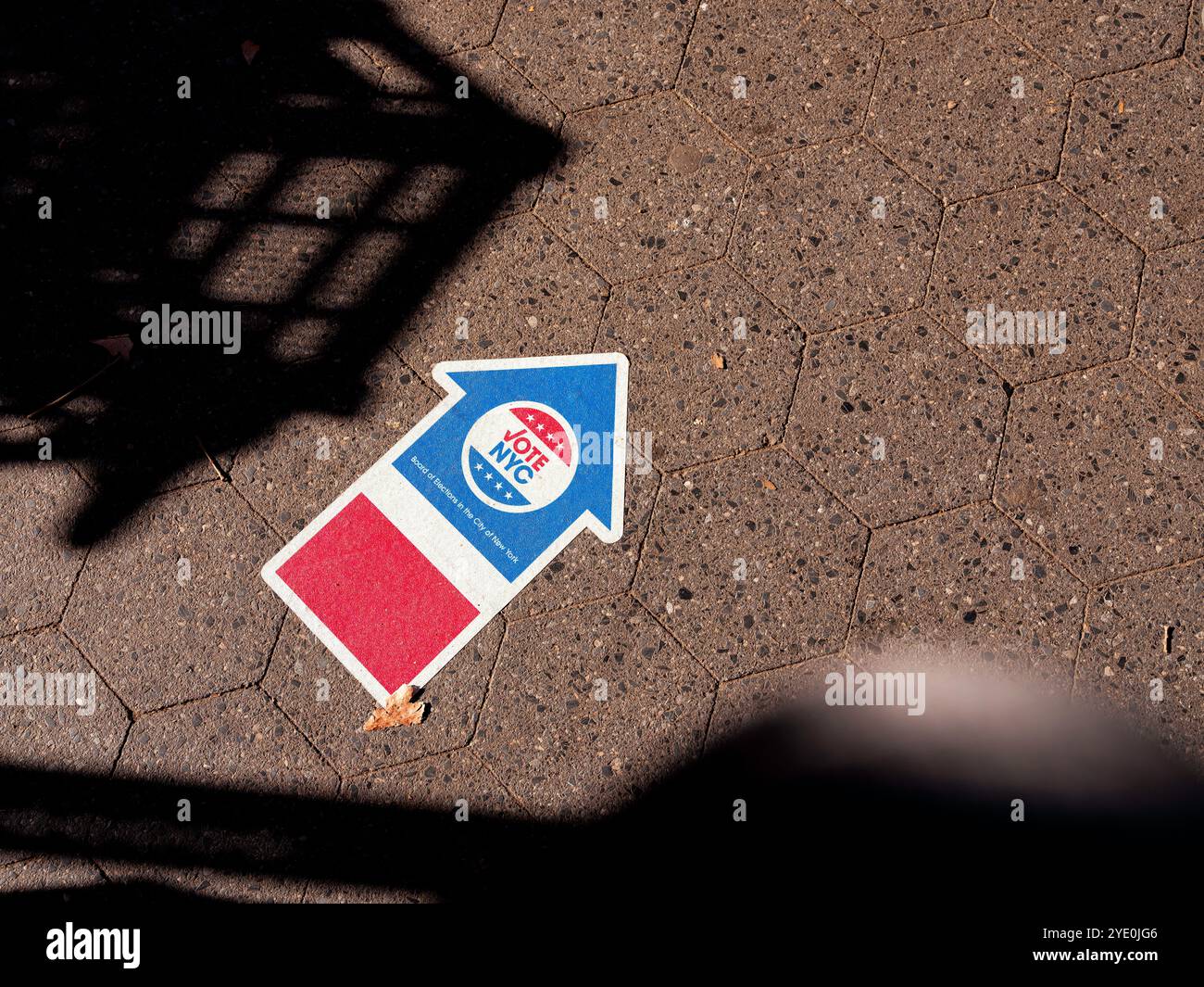 Sign pointing the way to a polling station in the US general elections ...