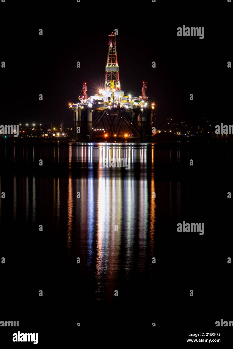 Drilling rig night hi-res stock photography and images - Alamy