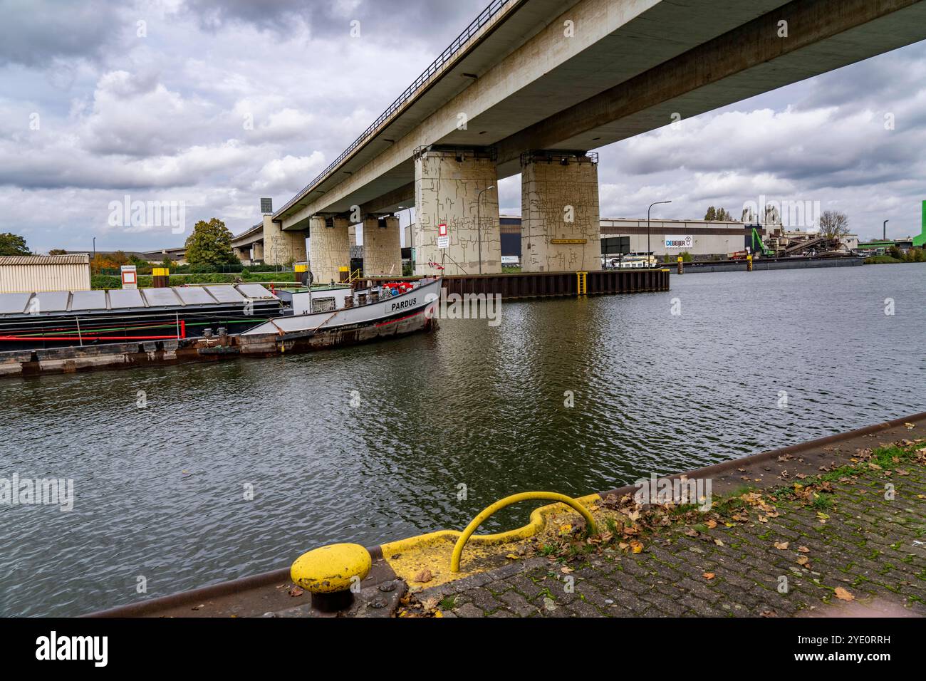 Die Berliner Brücke, Autobahn A59, über das Gelände des Duisburger ...
