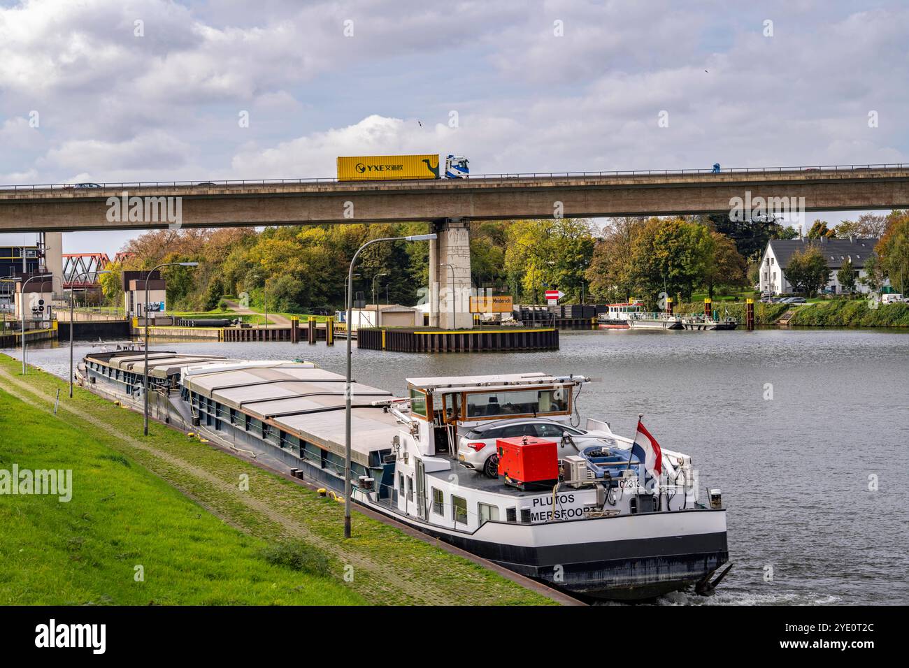 Die Berliner Brücke, Autobahn A59, über das Gelände des Duisburger ...